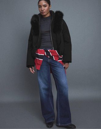 Stradivarius Steppjacke mit Kapuze und Faux-Fur in Schwarz
