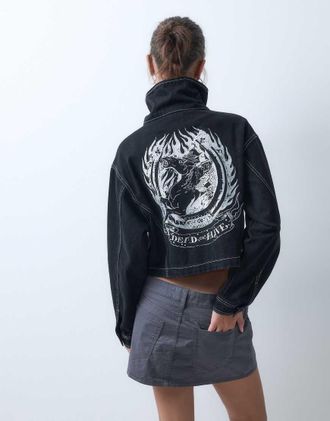 Ed Hardy Jeansjacke mit flammendem Wagen in Schwarz