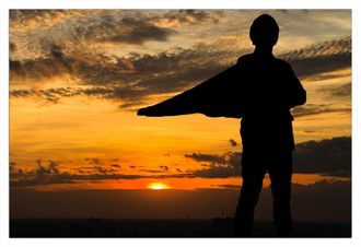 Wallario selbstklebendes Poster - Schatten eines Helden, Aufkleber in Premiumqualit&auml;t, Klebefolie Gr&ouml;&szlig;e: 61 x 91,5 cm (Maxiposter)