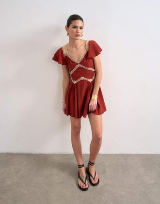 Topshop Kurzes Freizeitkleid in Rostrot mit Flatter&auml;rmeln und Spitzenbesatz-Orange