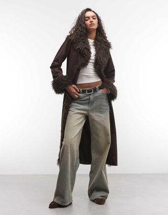 Reclaimed Vintage trench-coat avec col en faux-fur et poignets marron