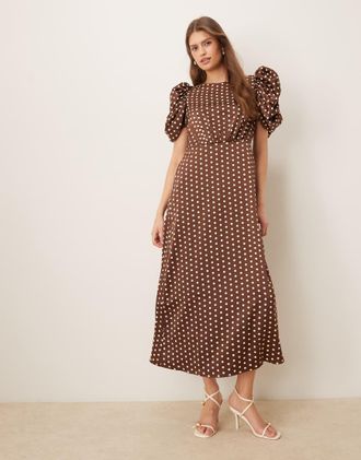 Vero Moda Gepunktetes Satin-Midikleid in Schokobraun mit gerafften Puff&auml;rmeln-Brown