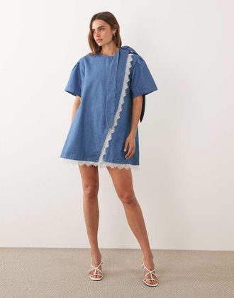 Ghospell Mini-Jeanskleid in Blau mit Puff&auml;rmeln, Spitzenbesatz und Wickeldetail