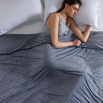 Bedsure K&uuml;hldecke f&uuml;r Sommer 220X240cm - Sommerdecke Leichte K&uuml;hlfasern Arc-chill Q-Max>0.4, K&uuml;hl Decke Selbstk&uuml;hlende f&uuml;r Hei&szlig;schl&auml;fer Nachtschwei&szlig;, Sofadeck