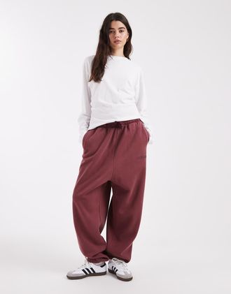 adidas Originals Essentials - Pantalon de jogging coupe boyfriend &agrave; logo lin&eacute;aire - Bordeaux-Rouge