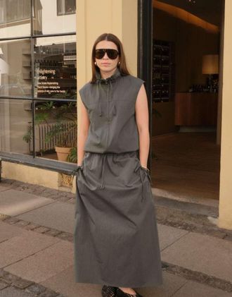 NA-KD x Charlotte Olivia jupe longue &agrave; cordon de serrage couleur charbon-Gris