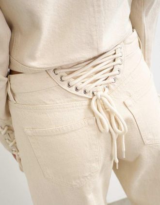 Topshop Ember jean droit d&eacute;contract&eacute; taille basse avec d&eacute;tail &agrave; lacets en avoine-Pas de couleur