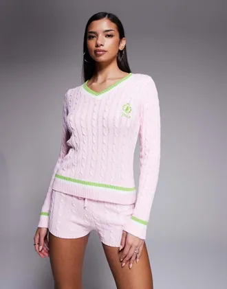 Juicy Couture Kitti - Pull densemble en maille torsad&eacute;e &agrave; col V et logo - Rose