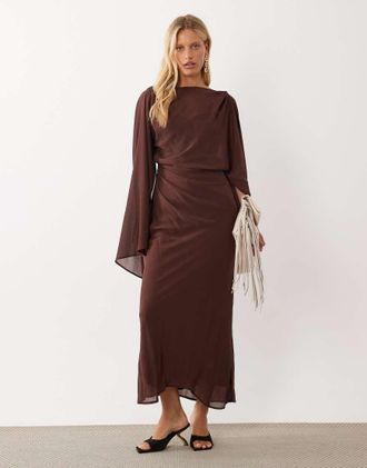 Asos robe midaxi drap&eacute;e &agrave; manches kimono avec d&eacute;tail cape et dos nu en chocolat-Multi