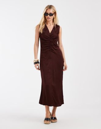 & Other Stories Maxikleid in Schokobraun mit geraffter Vorderseite und V-Ausschnitt
