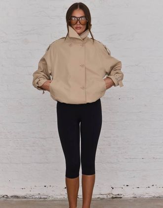 Aria Cove Trenchjacke mit Stehkragen, G&uuml;rtel und verk&uuml;rzten &Auml;rmeln in Hellbraun