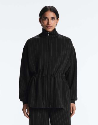 Oysho Lange Jacke aus weichem Modal in Schwarz mit Nadelstreifen und verstellbarer Taille