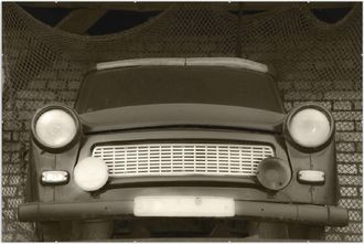 Wallario Wandbild - Alter Trabbi in schwarz-weiß - Frontansicht Scheinwerfer in Premiumqualität, Poster mit rahmenlosen Bildhalter, Größe: 61 x 91,5 cm