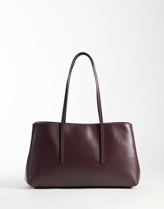 Calvin Klein Mittelgro&szlig;e Tragetasche in Fudge-Braun mit Emblem-Muster