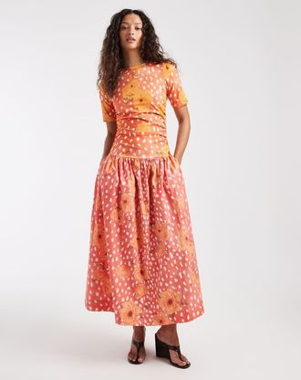 Never Fully Dressed Gracie - Robe t-shirt mi-longue en jersey &agrave; taille basse avec imprim&eacute; coquelicots - Corail &agrave; pois-Orange