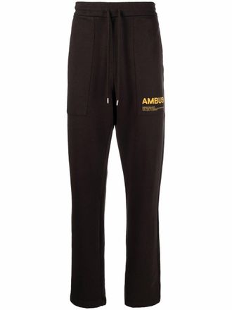 AMBUSH pantalon de jogging &agrave; logo imprim&eacute; - Marron