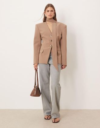 Asos Blazer cintr&eacute; &agrave; &eacute;paulettes et d&eacute;tail foulard - Moka-Brown