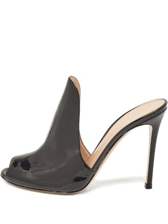 Gianvito Rossi Mules aus Lackleder - Schwarz