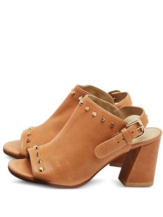 Stuart Weitzman sandales en cuir &agrave; d&eacute;tails de clous - Marron