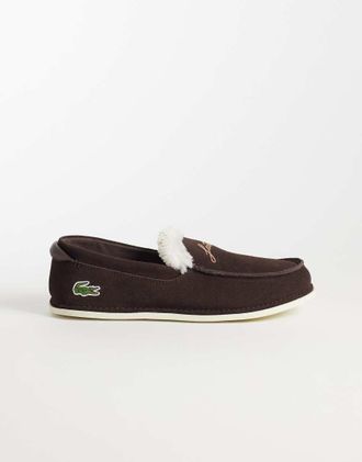 Lacoste chaussons Aubery en daim doubl&eacute;s polaire marron fonc&eacute;