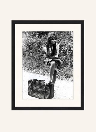 Liv Corday Wandbild Claudia Cardinale In Das M&auml;dchen Mit Dem Koffer (1961) Mit Rahmen schwarz