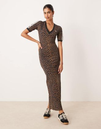 adidas Originals Maxikleid mit Leopardenmuster und V-Ausschnitt-Bunt