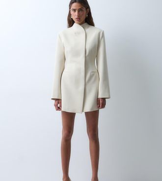 Asos ASOS X THE SOURCED COLLECTION robe blazer avec d&eacute;tail dos ouvert en cr&egrave;me-Neutre