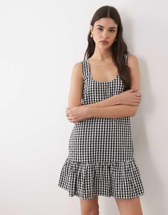Nobody's Child Millie - Robe courte et sans manches en coton vichy avec taille basse et ourlet volant&eacute; - Noir