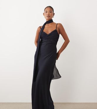 Tfnc Petite Satin-Bustier-Maxikleid aus Chiffon mit Schal-Detail in Marineblau