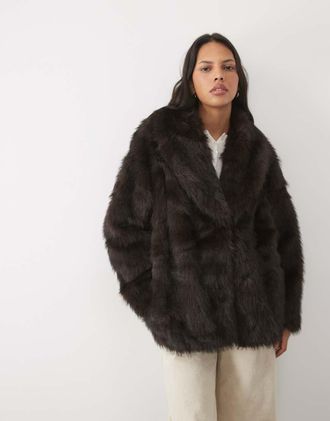 New Look veste courte en faux-fur brun fonc&eacute;-Marron
