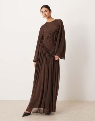 Asos Robe longue fronc&eacute;e en mousseline froiss&eacute;e &agrave; petits volants - Chocolat-Brown