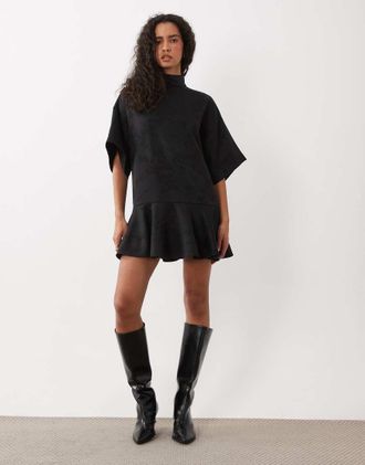 Asos robe courte d&eacute;contract&eacute;e &agrave; col chemin&eacute;e noire en jacquard