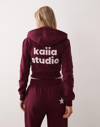 KAIIA Cropped-Kapuzenjacke in Burgunderrot und Rosa mit Stern-Logoprint und Rei&szlig;verschluss, Kombiteil-Bunt