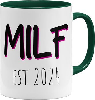 OM3 witzige Milf est 2024 Tasse mit Spruch | Keramik Becher | 325ml | Beidseitig Bedruckt | Grün
