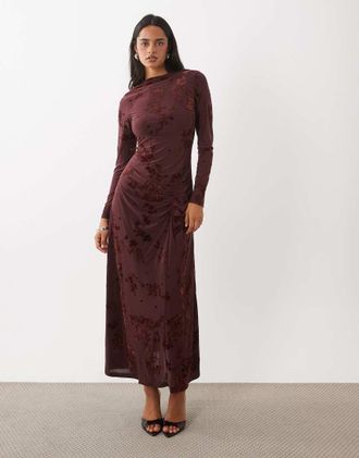 Ra-Re London robe longue &agrave; manches longues &agrave; fleurs effet burnout fronc&eacute;e bordeaux-Rouge