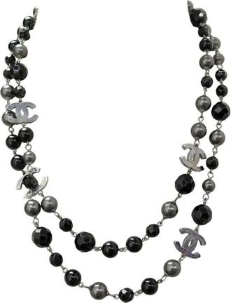 Chanel Halskette - CHANEL HALSKETTE LANG PERLEN SCHWARZ & SILBERNES C - Gr. unisize - in Schwarz - f&uuml;r Damen
