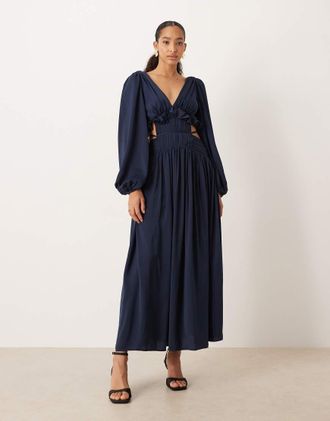 Asos Midaxi-Kleid aus Satin in Marineblau mit tiefem Ausschnitt und Cut-out
