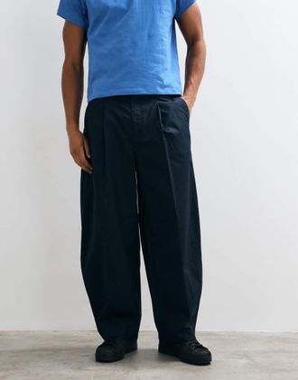 Weekday Barrel-Leg-Chinohose in Marineblau