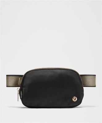 lululemon Everywhere G&uuml;rteltasche 1 l Markenname in Metallic - Gr&ouml;&szlig;e 1 l in Black/Gold