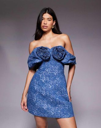 Asos Robe bandeau en denim &agrave; motif fleuri avec &eacute;paules d&eacute;nud&eacute;es et fleurs oversize-Multicolore