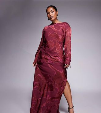 Asos Curve ASOS DESIGN Curve - Robe longue en d&eacute;vor&eacute; avec encolure bateau et coutures apparentes - Bordeaux-Rouge
