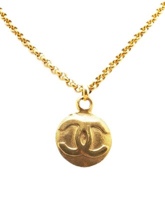 Chanel collier en plaqu&eacute; or &agrave; pendentif logo circulaire CC (1980-1990)