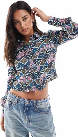 Superdry Transparente, gemusterte Bluse in Mukaitsuru-Blaugr&uuml;n-Rosa