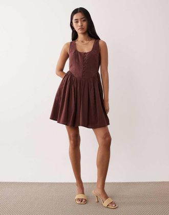 Nobody's Child Cora - Minikleid in Braun mit eckigem Ausschnitt und Knopfdetail-Brown