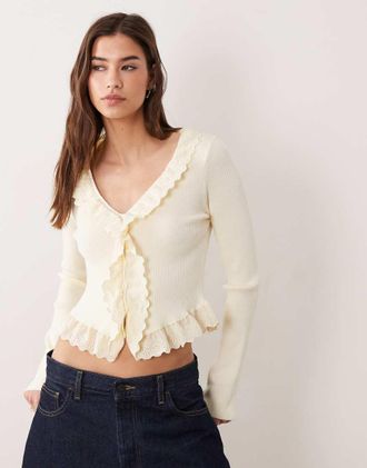 Miss Selfridge Strickjacke mit Lochstickerei-Borte-Wei&szlig;