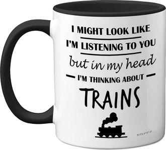 Stuff4 Tasse mit Aufschrift In My Head Im Thinking About Trains, lustige Geschenke für Spotting-Enthusiasten, Spotter, 325 ml, Keramik, schwarzer Griff, Prem
