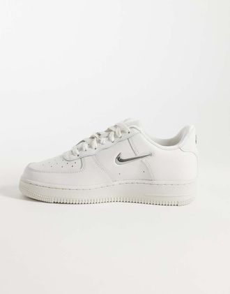 Nike Air Force 1 07 baskets cr&egrave;me avec swoosh m&eacute;tallis&eacute;-Blanc