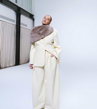 Asos Curve - Pantalon d&eacute;contract&eacute; ajust&eacute; et bouffant - Jaune