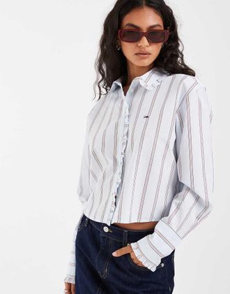 Tommy Jeans Hemdbluse in gestreiftem Blau mit Flag-Logo und R&uuml;schen