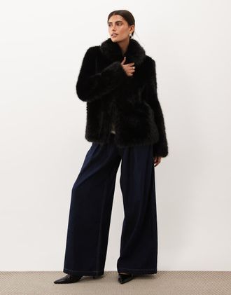 Forever New manteau court &agrave; col &agrave; revers en faux-fur noir